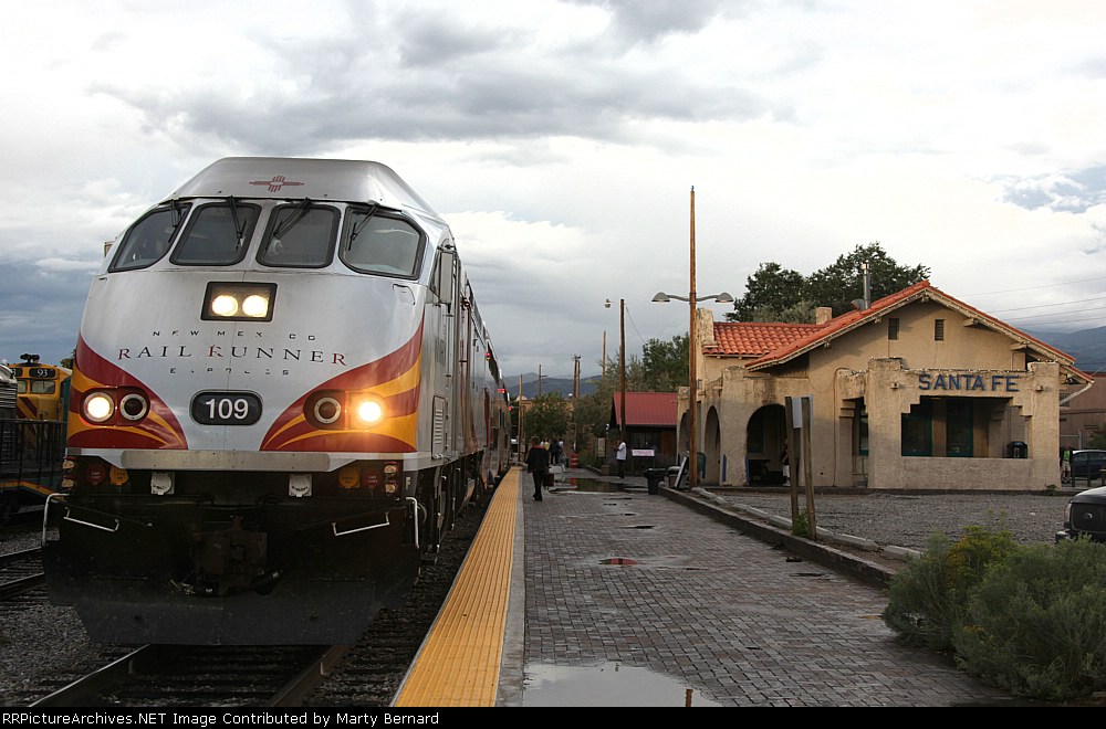 NMRX 109 With Tr 511 and the Santa Fe Depot